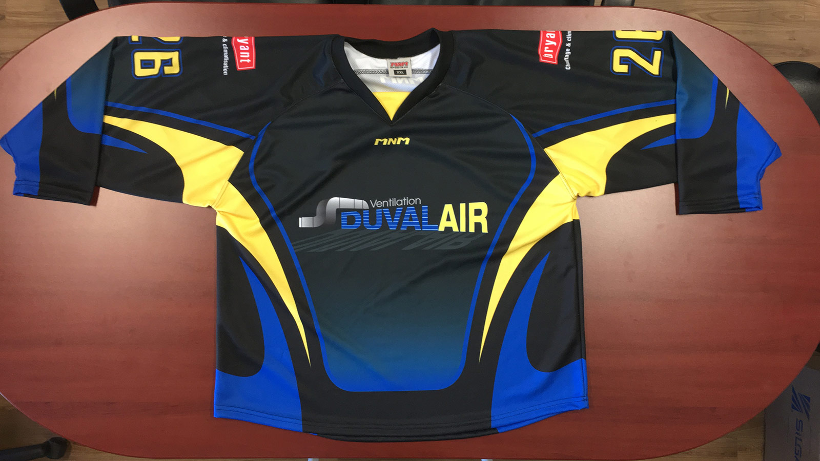 Les chandails de hockey MNM Sports | Imprimerie de Laval Sortimage ...